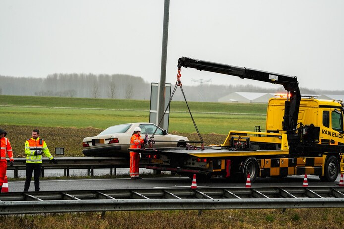 Auto slingert van aanhanger en belandt op vangrail van A59 bij Waalwijk | Waalwijk | AD.nl