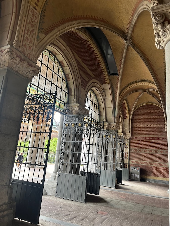 Mysterie: in de fietstunnel onder het Rijksmuseum zit een geheim luik ...