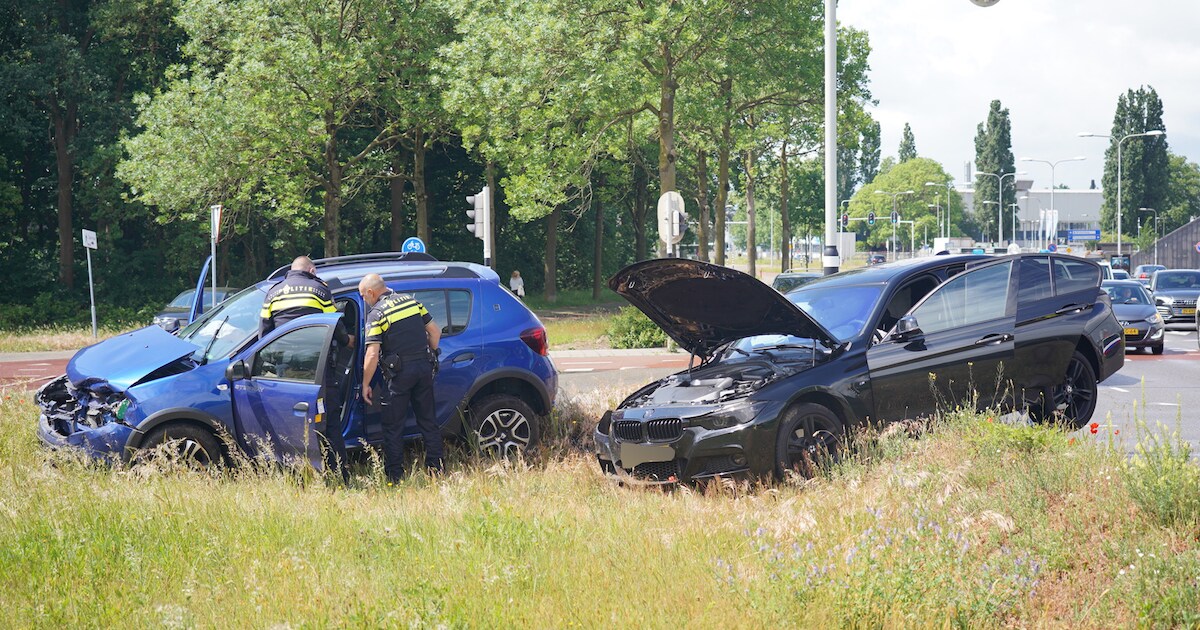 Twee auto's total loss bij ongeluk Jonkerbosplein, ‘mogelijke derde ...