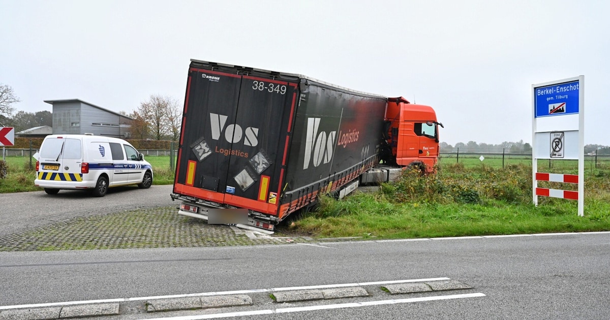 Vrachtwagen belandt na scherpe draai met trailer in sloot bij Heukelom ...