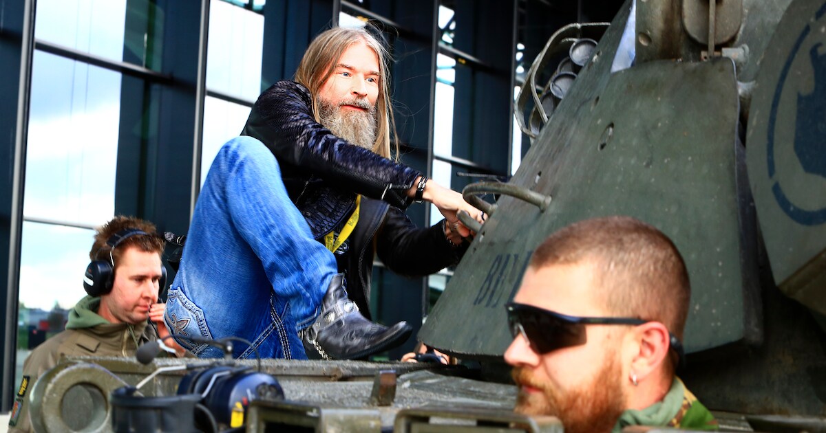 En opeens duikt basgitarist van Zweedse band Sabaton op in militair ...