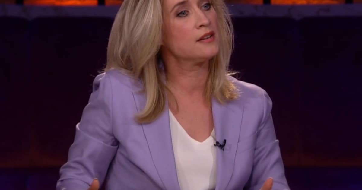 Jinek-crew raakt ondanks coronaregels ziekenhuisbaas aan | Show | AD.nl