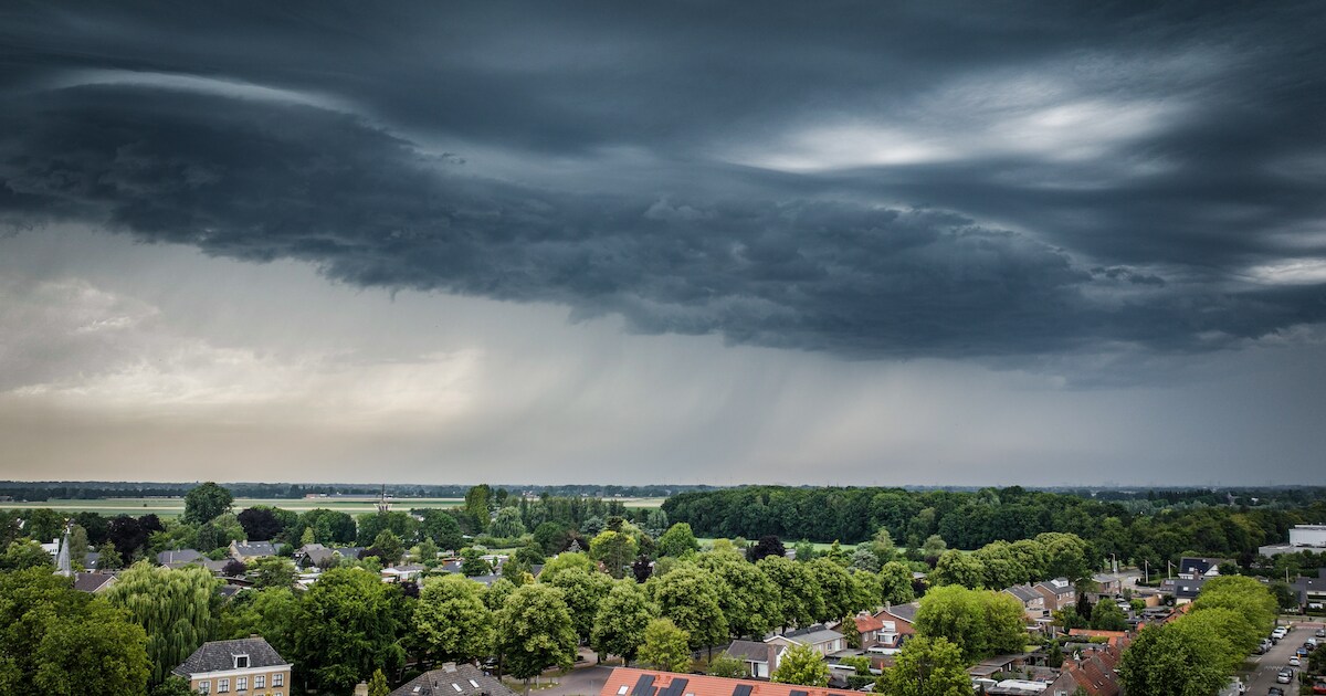 Na tropische dag slaat weer zaterdagavond om: zondag forse onweersbuien met hagel en wind ...