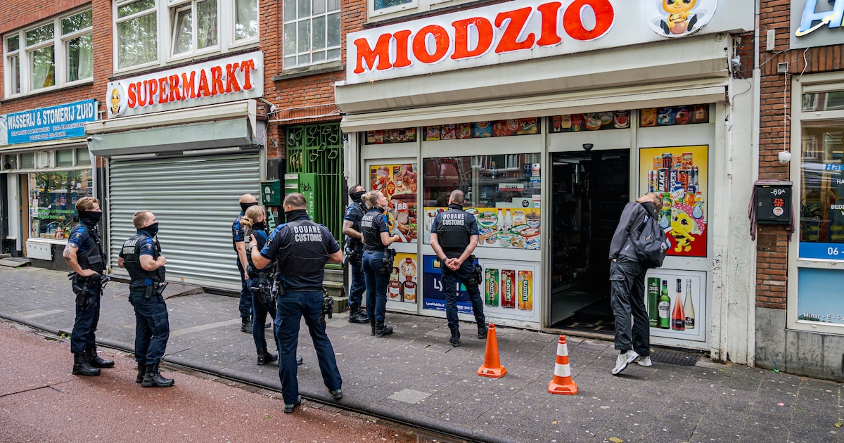 Douane valt supermarkt Miodzio binnen, 8600 sigaretten in beslag ...