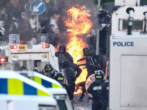 Opnieuw demonstraties in Noord-Ierland na mesaanval, betogers gooien ...