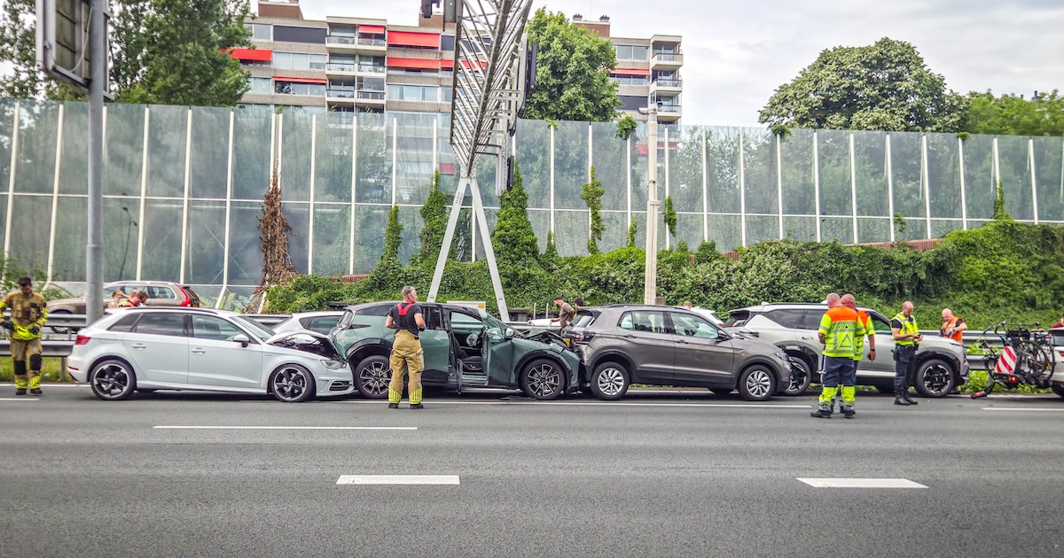 Kettingbotsing met zes auto’s op A28 bij Amersfoort zorgt voor flinke ...