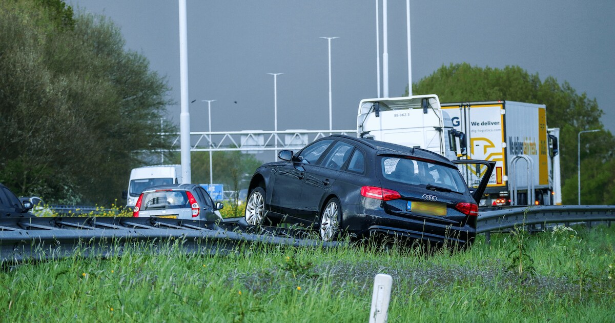 Auto belandt bovenop vangrail bij eenzijdig ongeluk | Maassluis | AD.nl