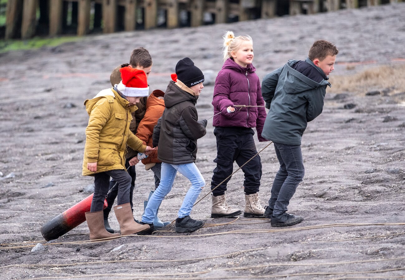 Een zware dreun, een grote steekvlam en een toeterende Tesla: het KNRM ...