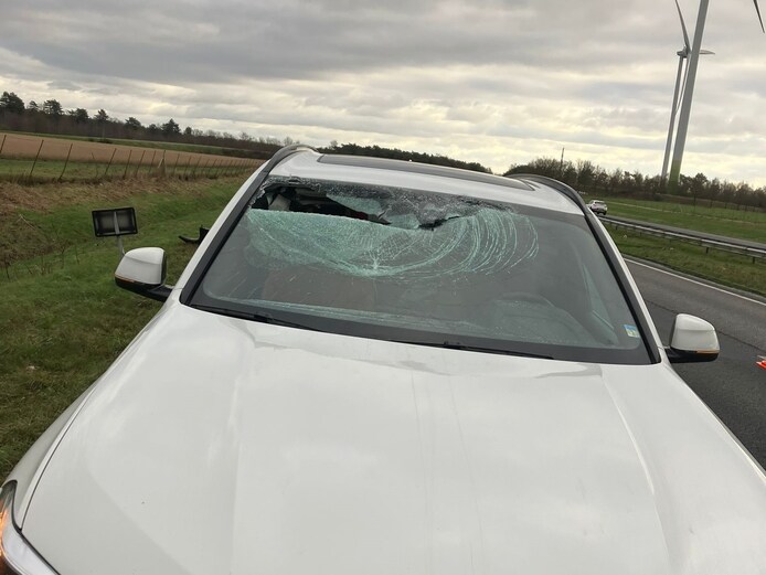 Automobilist krijgt dak van cabrio op zijn voorruit op de A2 bij Weert ...