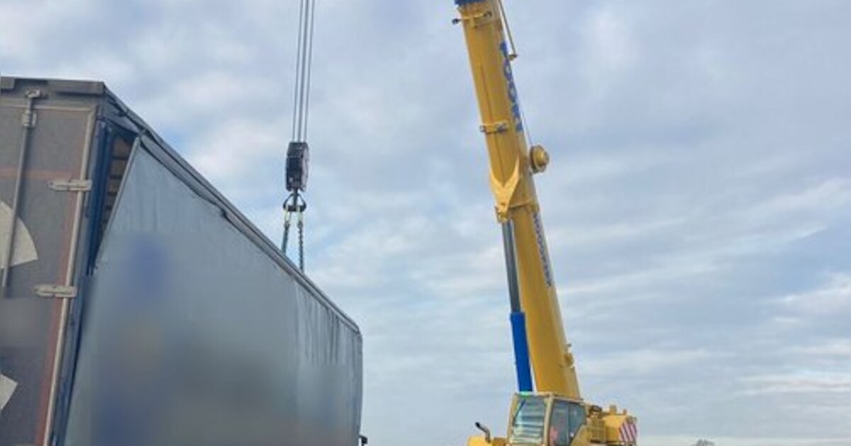 Vrachtwagens botsen in file voor ander ongeval op A7 | Regio | AD.nl