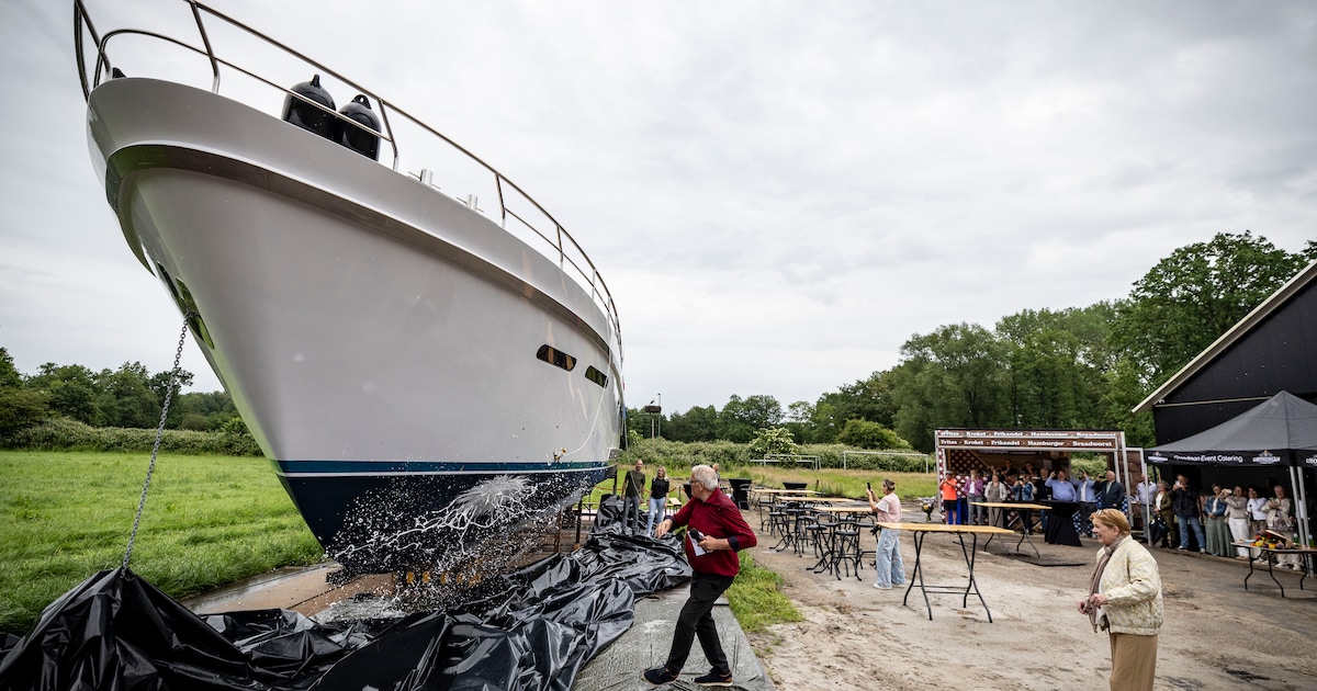 Ronald bouwde een enorme boot tussen de weilanden van Rossum, nu is hij ...