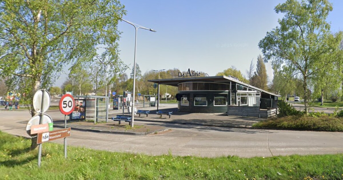 Verpauperend horecagebouw en onverlichte fietsenstalling bij busstation ...