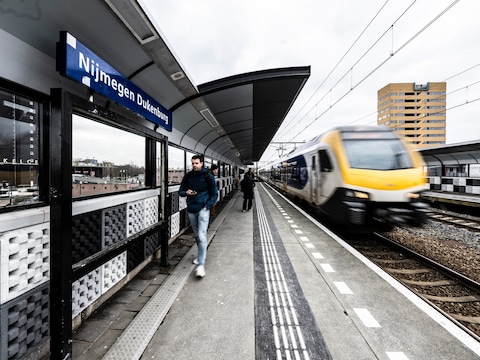 500 Nijmegenaren mogen een halfjaar gratis met de trein reizen | Regio ...