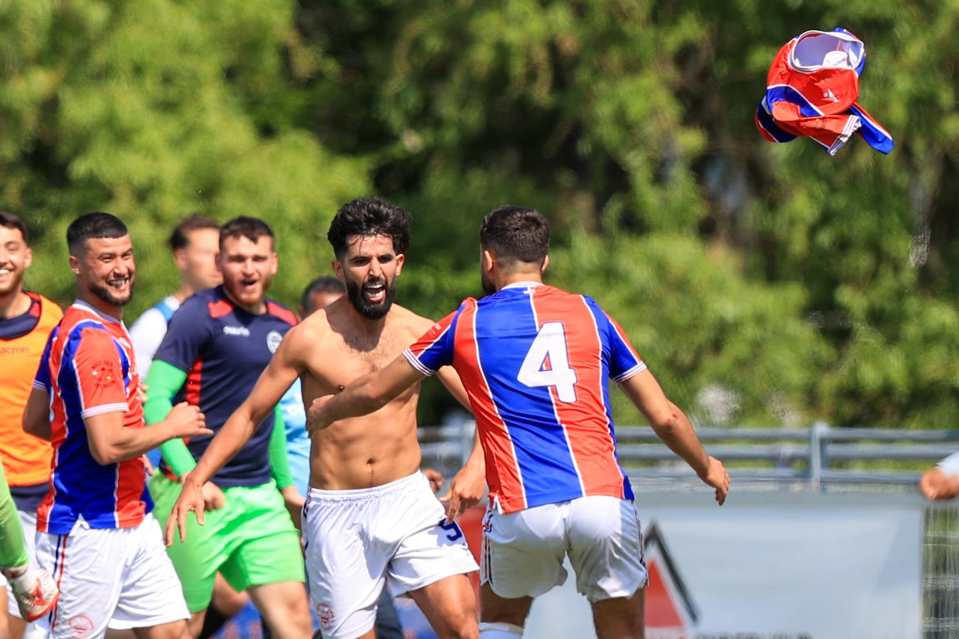 Scheids vertrekt onder politiebegeleiding en finale voor Quick: lees ...