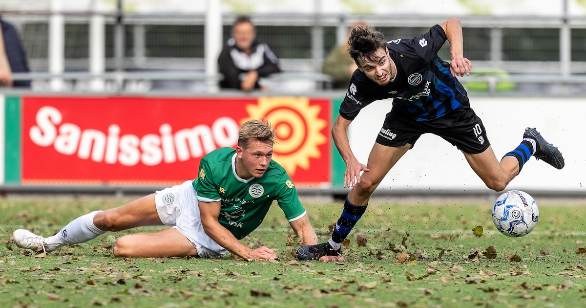 Club start met reservekeeper als rechtsbuiten en speler gaat achter ...