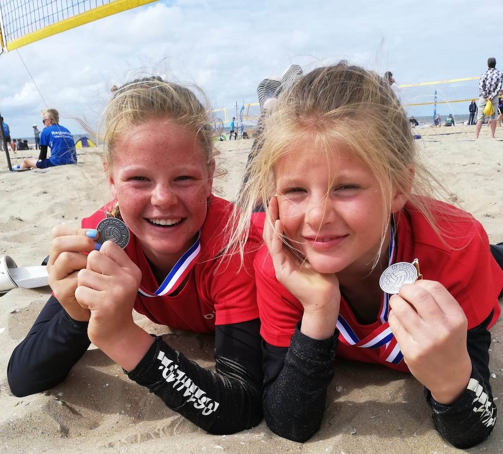 Achterhoekse volleybalzusjes veroveren Nederland: Jet schittert dit ...