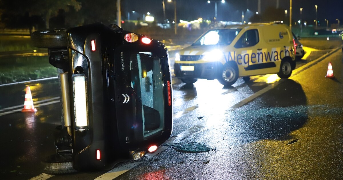 Auto belandt op zijkant op oprit snelweg bij Den Hoorn | Delft | AD.nl