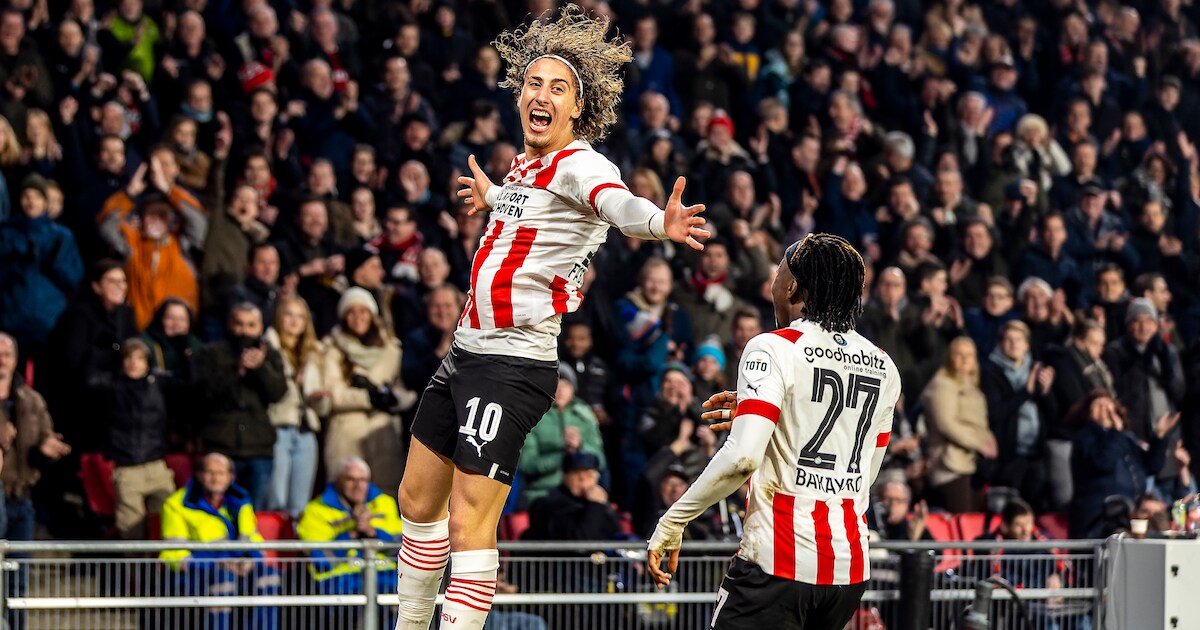 Fábio Silva dankt Ruud van Nistelrooij en Luuk de Jong na zijn eerste ...