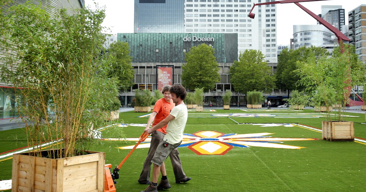 Enorme 'vliegende' grasmat strijkt neer op Schouwburgplein | Rotterdam ...