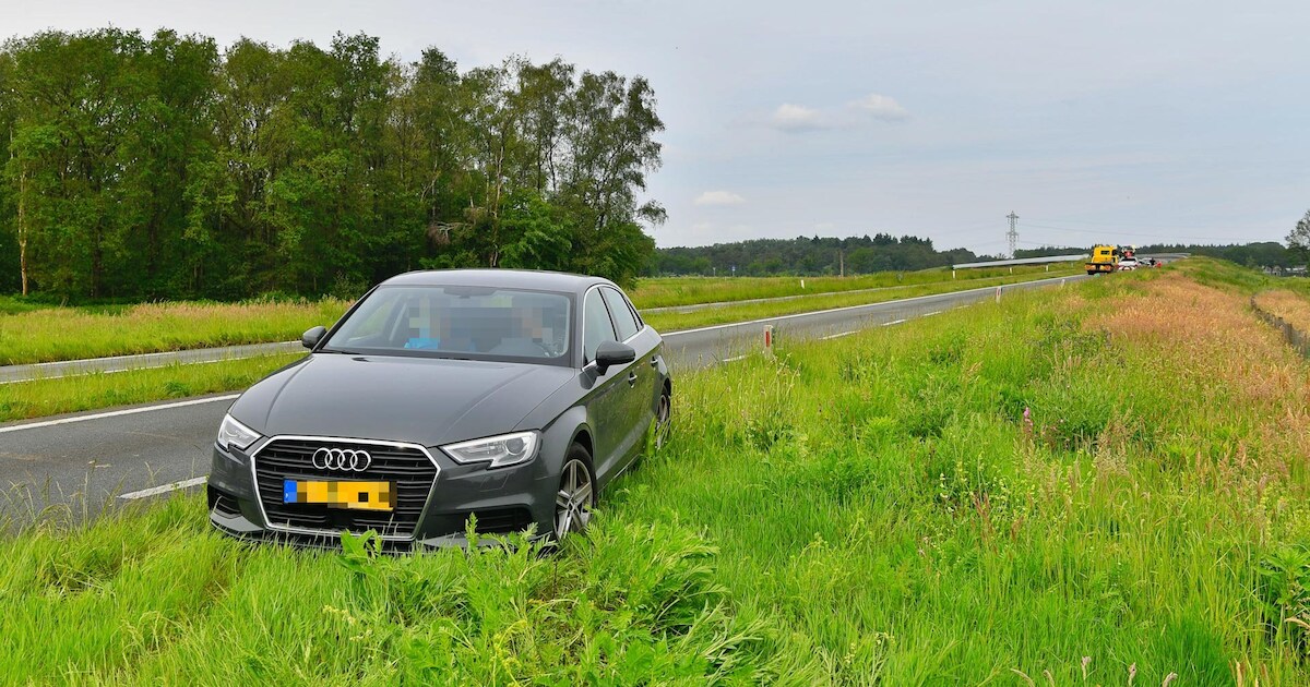 Tegemoetkomend verkeer moet auto op N69 ontwijken, tegenligger raakt ...
