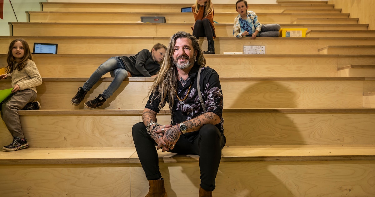 Excentrieke Bas voor de klas: ‘Tattoos, zwarte nagels, oorbellen? Boeit ...