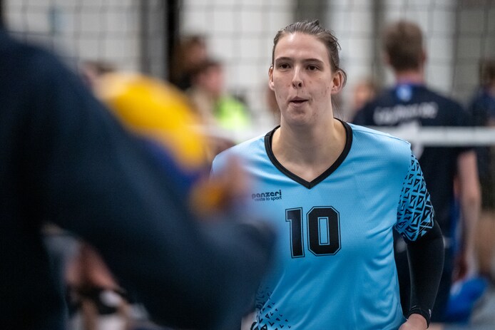 Volleybalster Victoria (27) baart opzien tussen de mannen: ‘Komt zelden ...