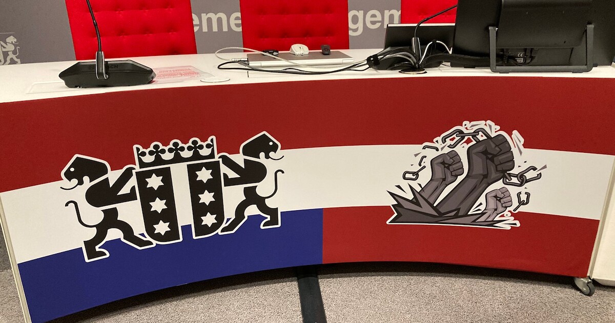 Vlag in teken van afschaffing van de slavernij prijkt in raadszaal ...
