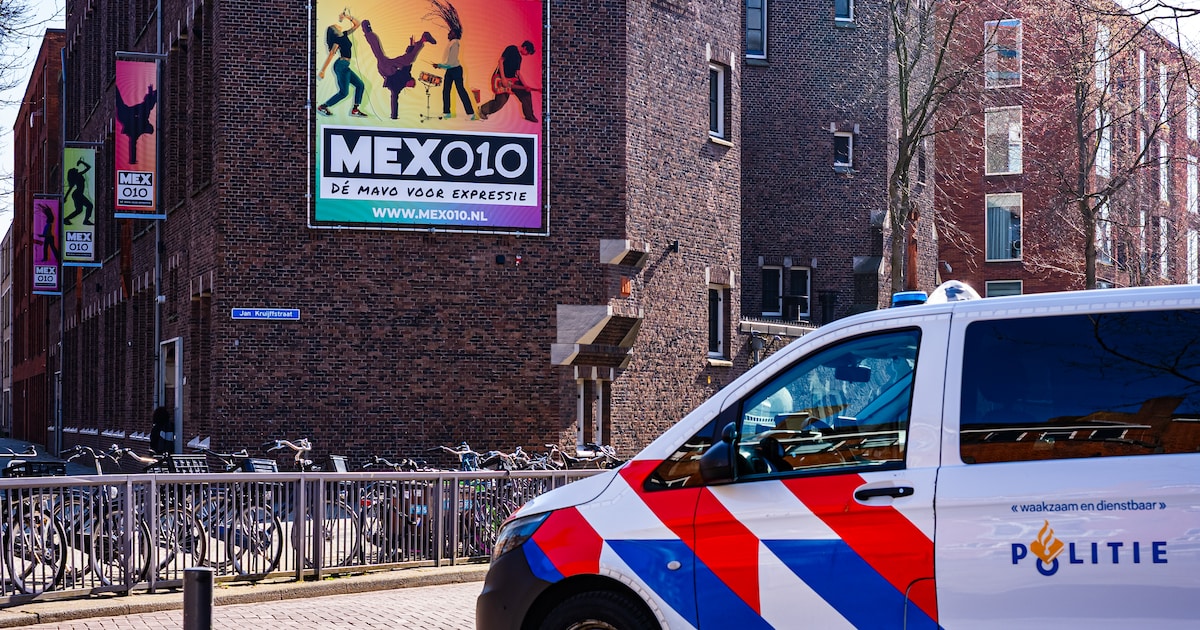 Politie rukt massaal uit na dreigend telefoontje bij middelbare school MEX010 in Rotterdam-West ...