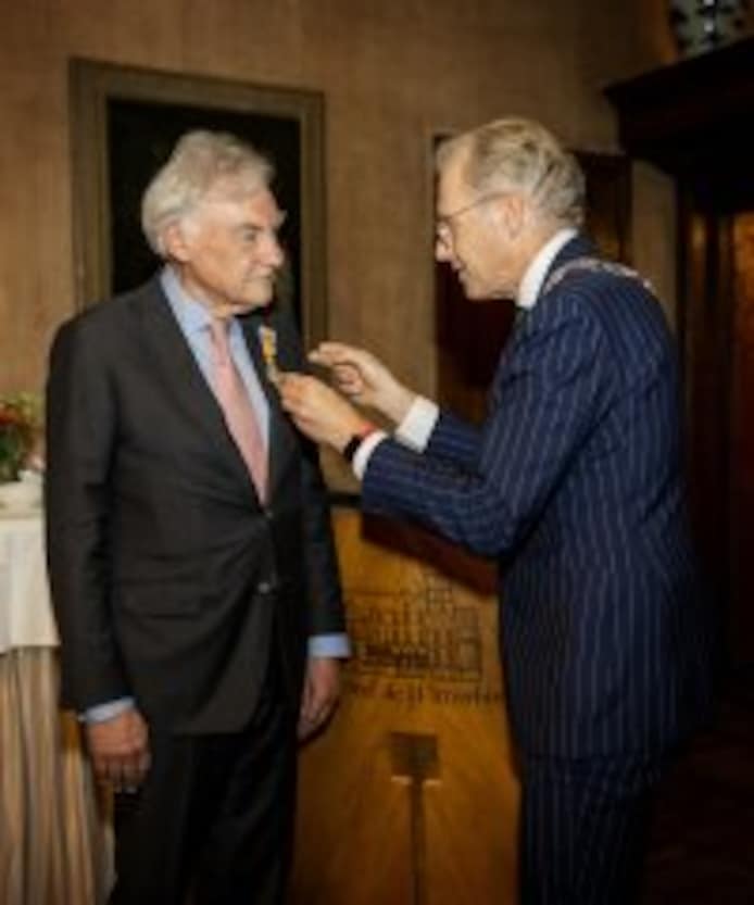 Wassenaarse Cees de Mol van Otterloo gehuldigd als Officier in Oranje ...