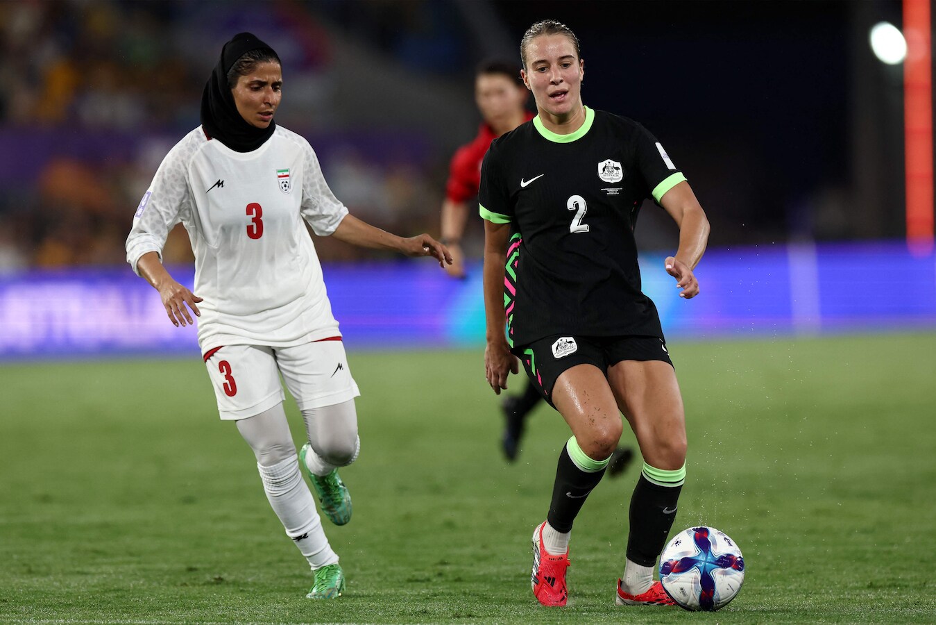 Iraanse voetbalsters hadden een dilemma: ‘Ze brengen hun familie in ...