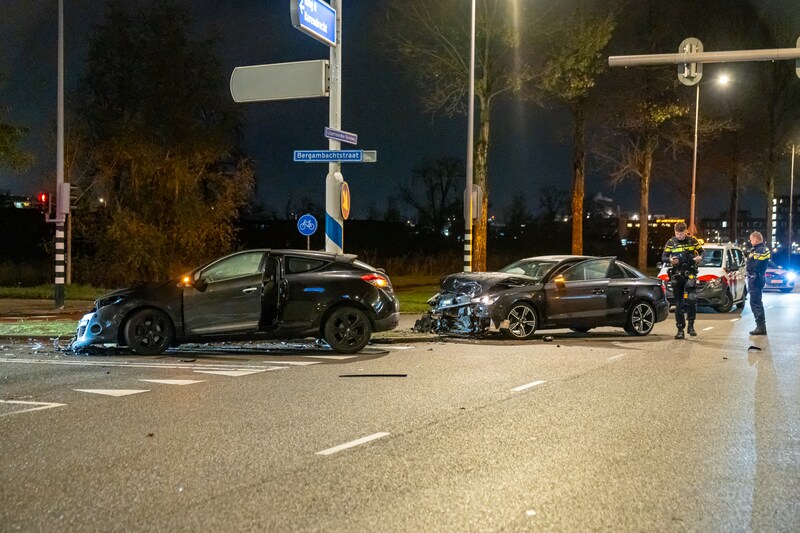 Veel schade na botsing op IJsselmondse Randweg in Rotterdam | Regio | AD.nl