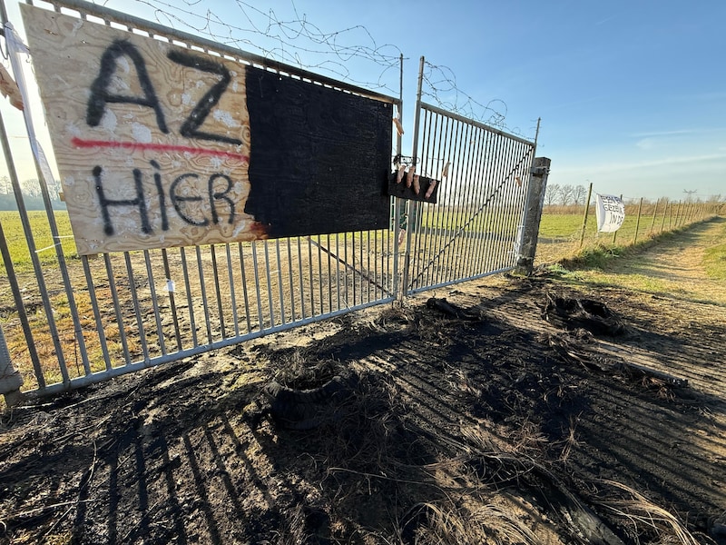 Onrust in Berlicum rond nieuw azc: varkenspoten opgehangen aan hek en ...