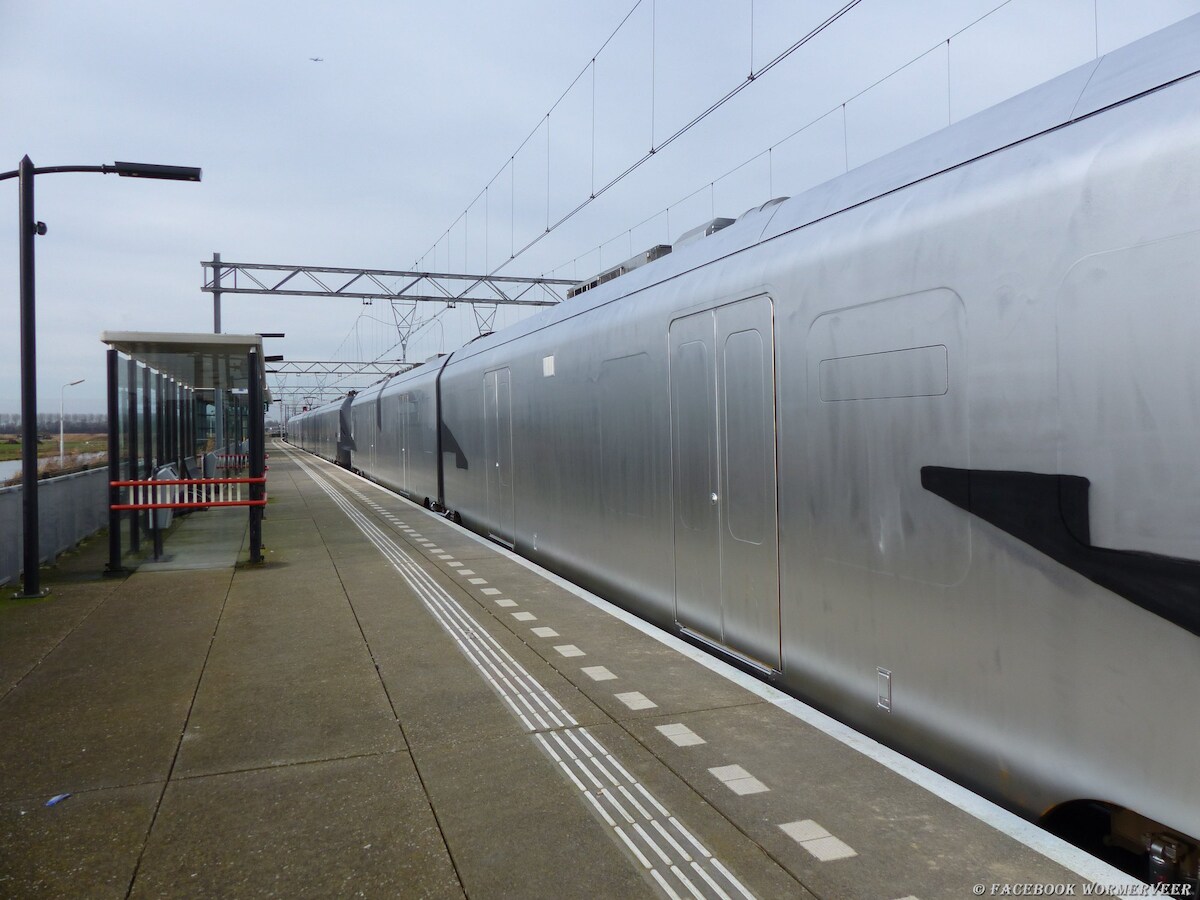 Vandalen spuiten complete trein zilver in Wormerveer | Foto | AD.nl