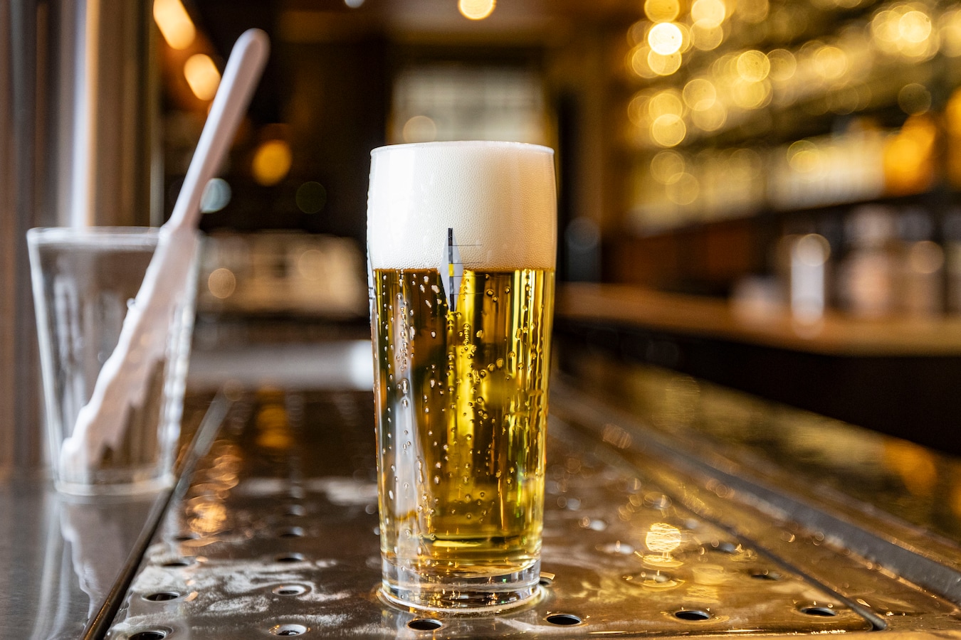 Zo tap je volgens John uit De Lutte het beste biertje van Nederland ...