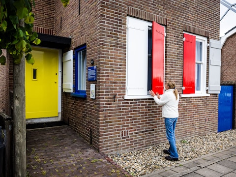 Geen ‘romantische rommel’, wel een knalgele voordeur en trap: dit ...