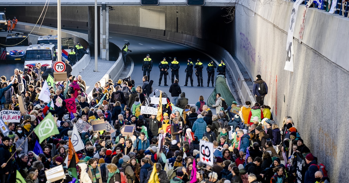 A12 bij Den Haag vandaag dicht als ‘meest verstorende’ XR-blokkade ...