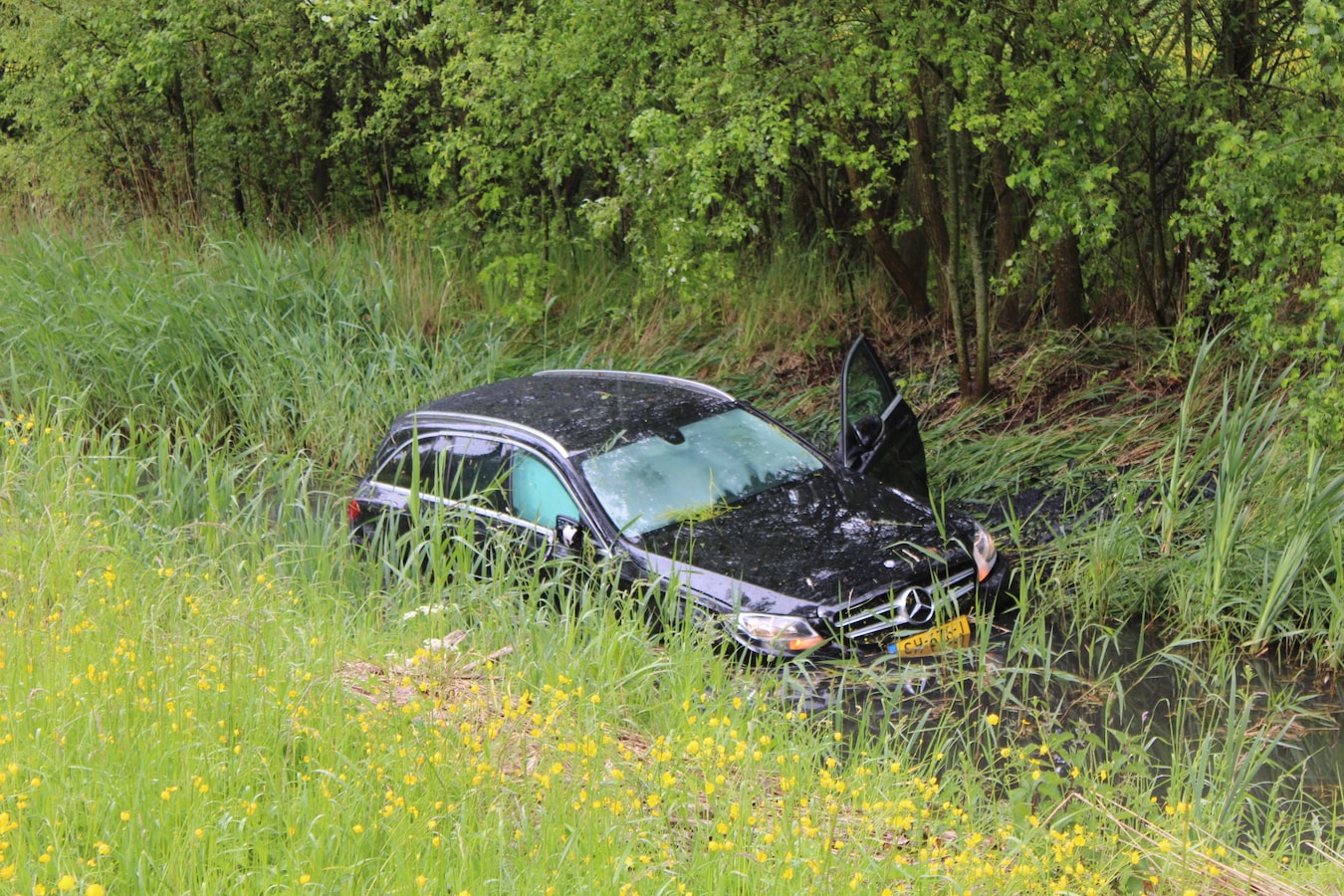 Auto belandt in sloot langs de Weg om de Noord in Hoofddorp | Foto | AD.nl