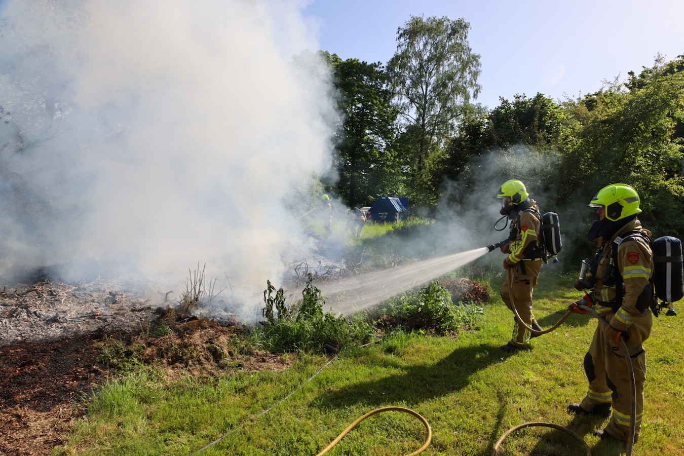 Veel rook bij brand aan de Postweg in Lunteren | Foto | AD.nl