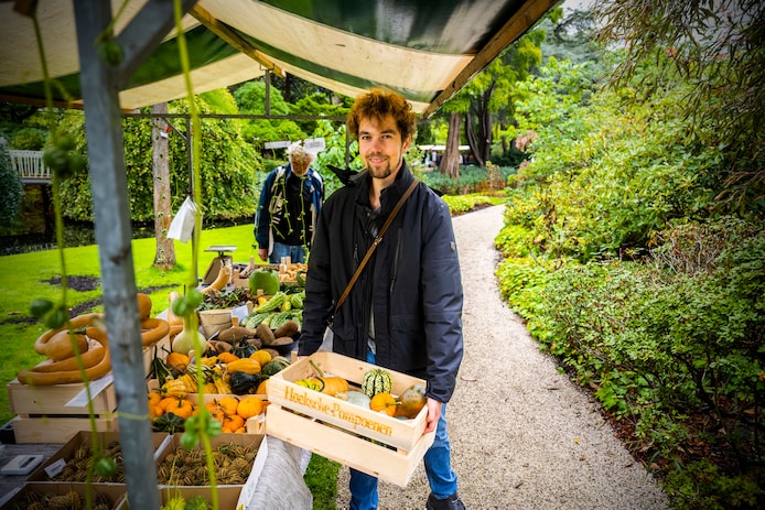 Rien kreeg zakje zaadjes met Sinterklaas, nu is hij pompoenteler: ‘Ik ...