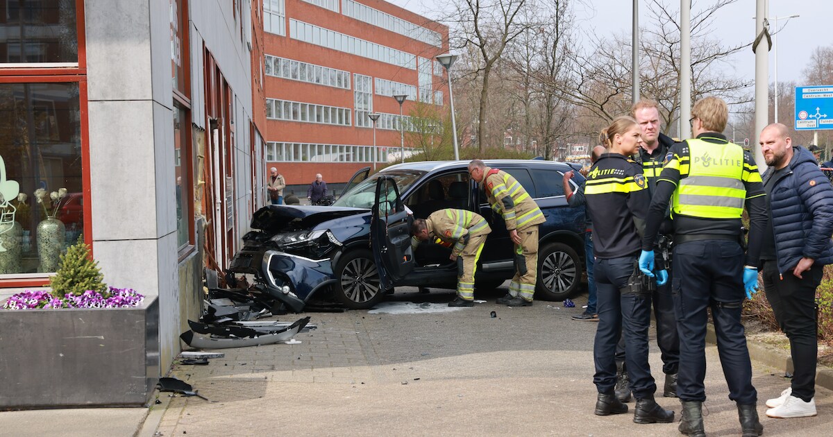 Bestuurder raakt macht over stuur kwijt en belandt tegen gevel in Utrecht | Utrecht | AD.nl