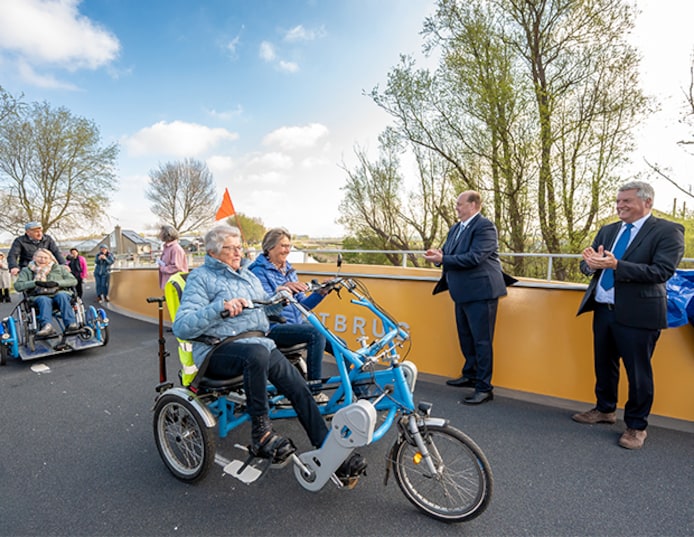 Nieuwe fietsbrug Trekvaartbrug geopend, verbindt Voorhout en ...