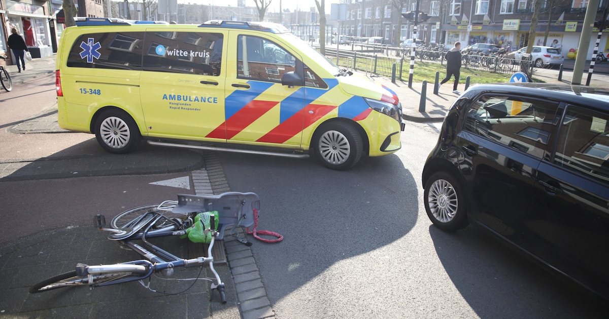 Fietser gewond na botsing met auto in Den Haag | Regio | AD.nl