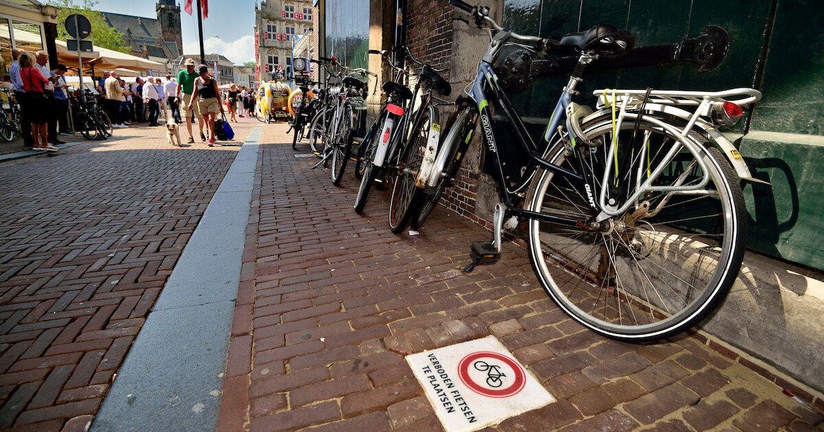Honderden rondslingerende fietsen maken rommel van binnenstad: dit gaat ...