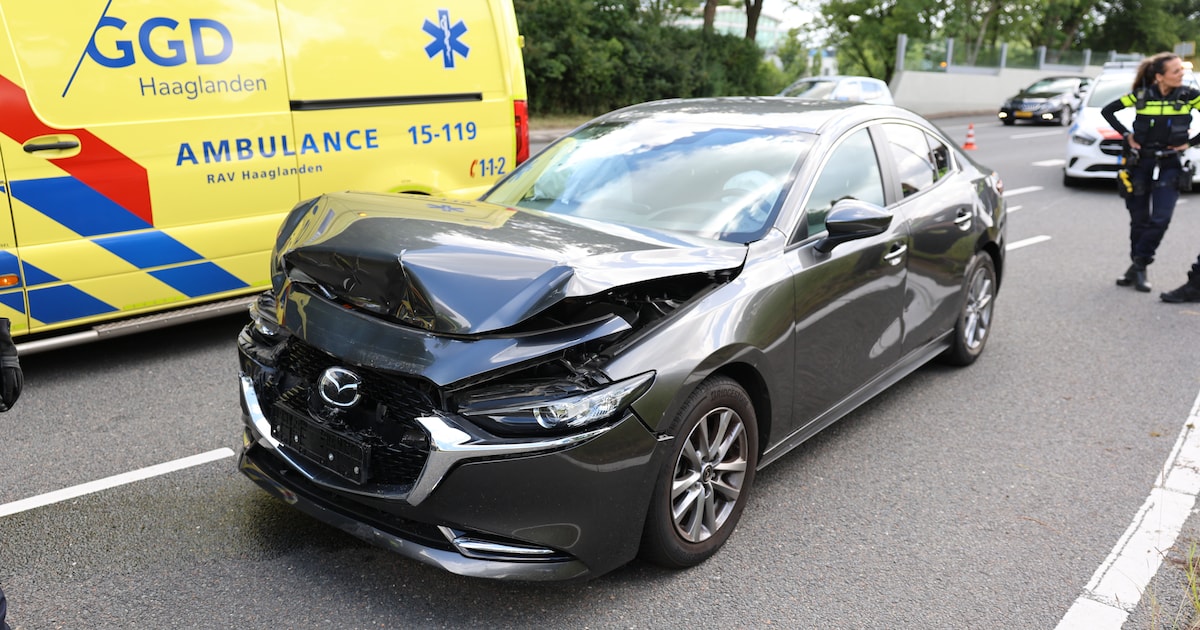 Burgervoertuig van politie in botsing met andere auto op kruising in ...