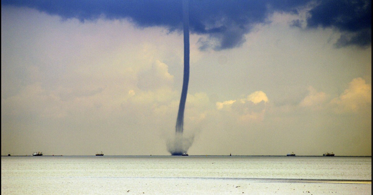 Waterhozen boven Waddenzee waargenomen | Binnenland | AD.nl