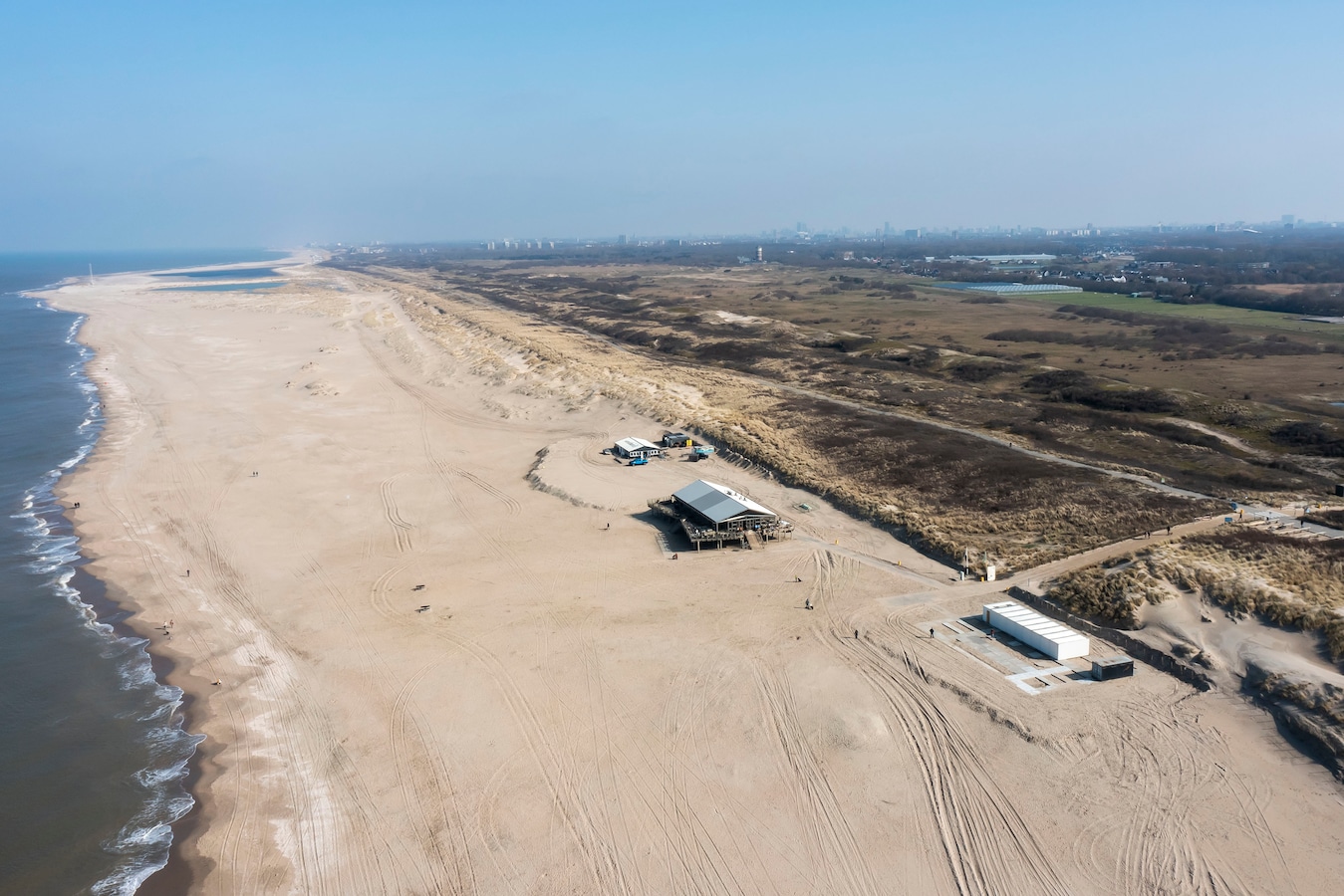 Vrouw doezelt weg op strand, als ze wakker wordt, ligt een ...