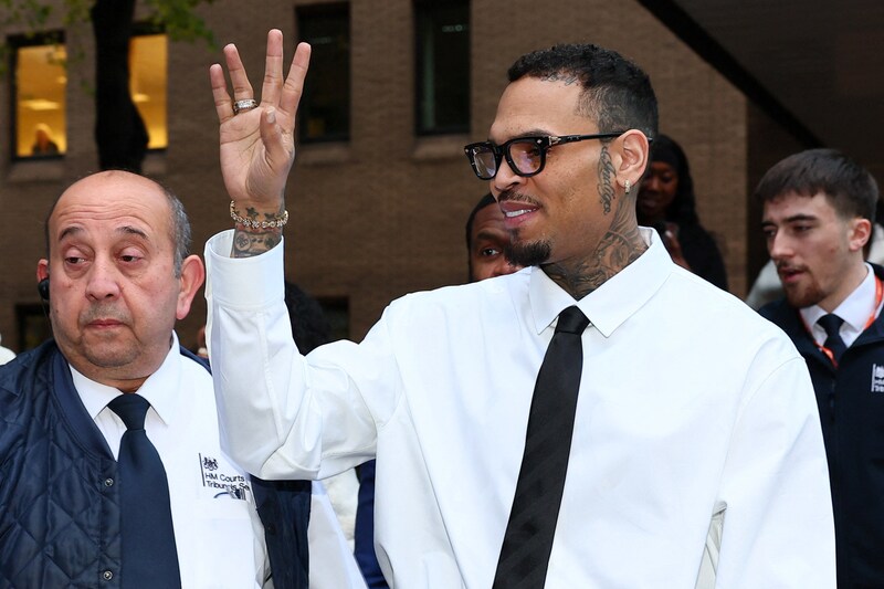 Chris Brown mag tijdelijk terug naar VS in afwachting van rechtszaak ...