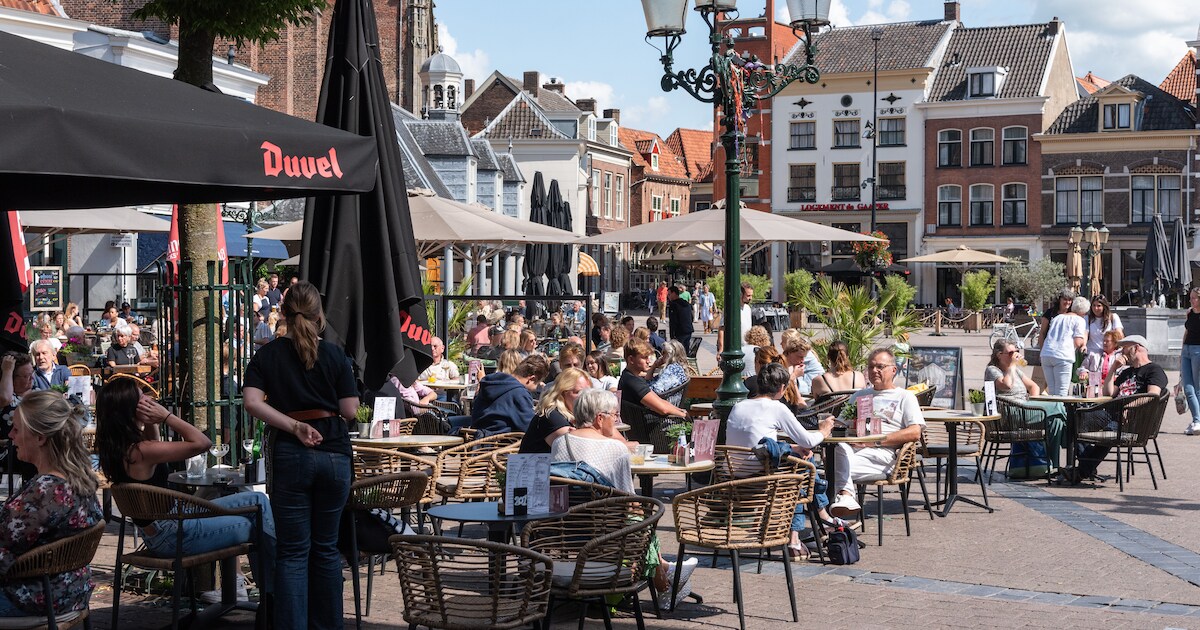 Overal in de binnenstad dezelfde tafels en stoelen? Dat lijkt nu plots ...