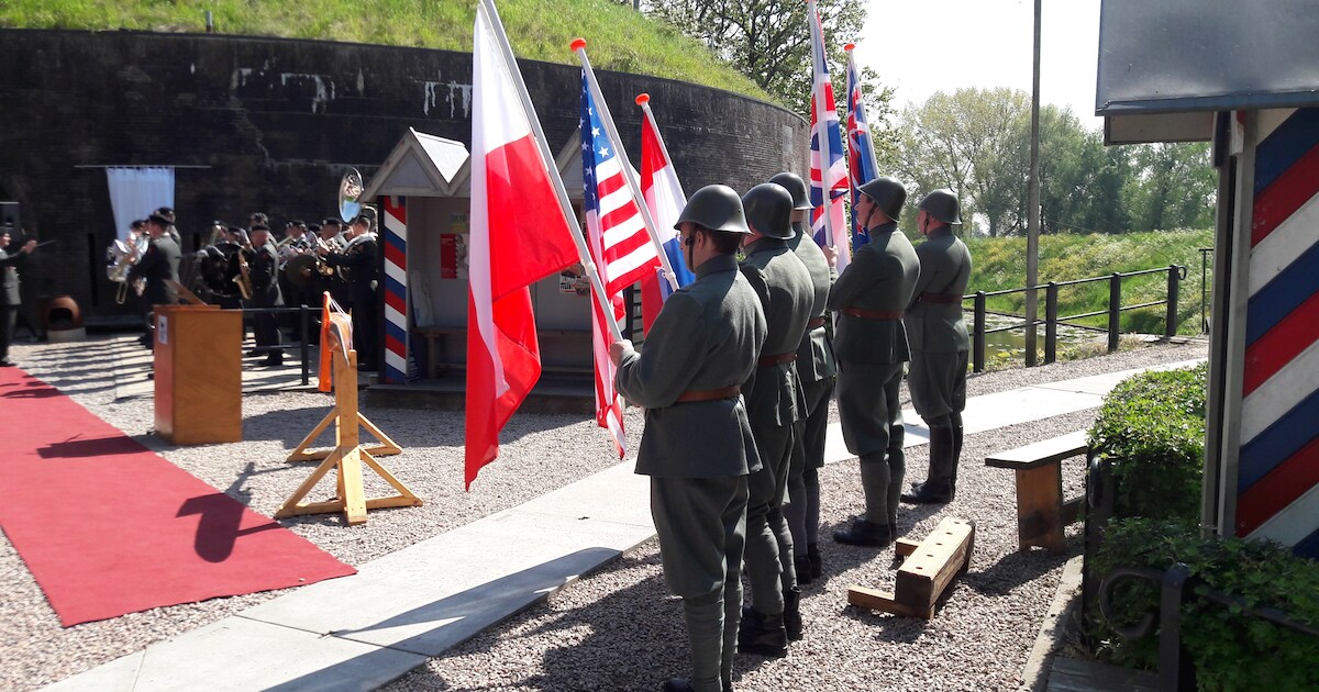 Van Vollenhoven opent Vliegeniersmuseum Fort Vuren | Rivierenland | AD.nl