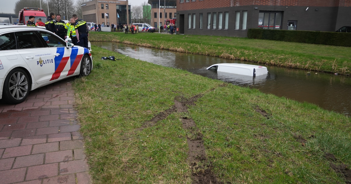 Bestelbus met pakketjes gekaapt, dief rijdt de sloot in en is ...